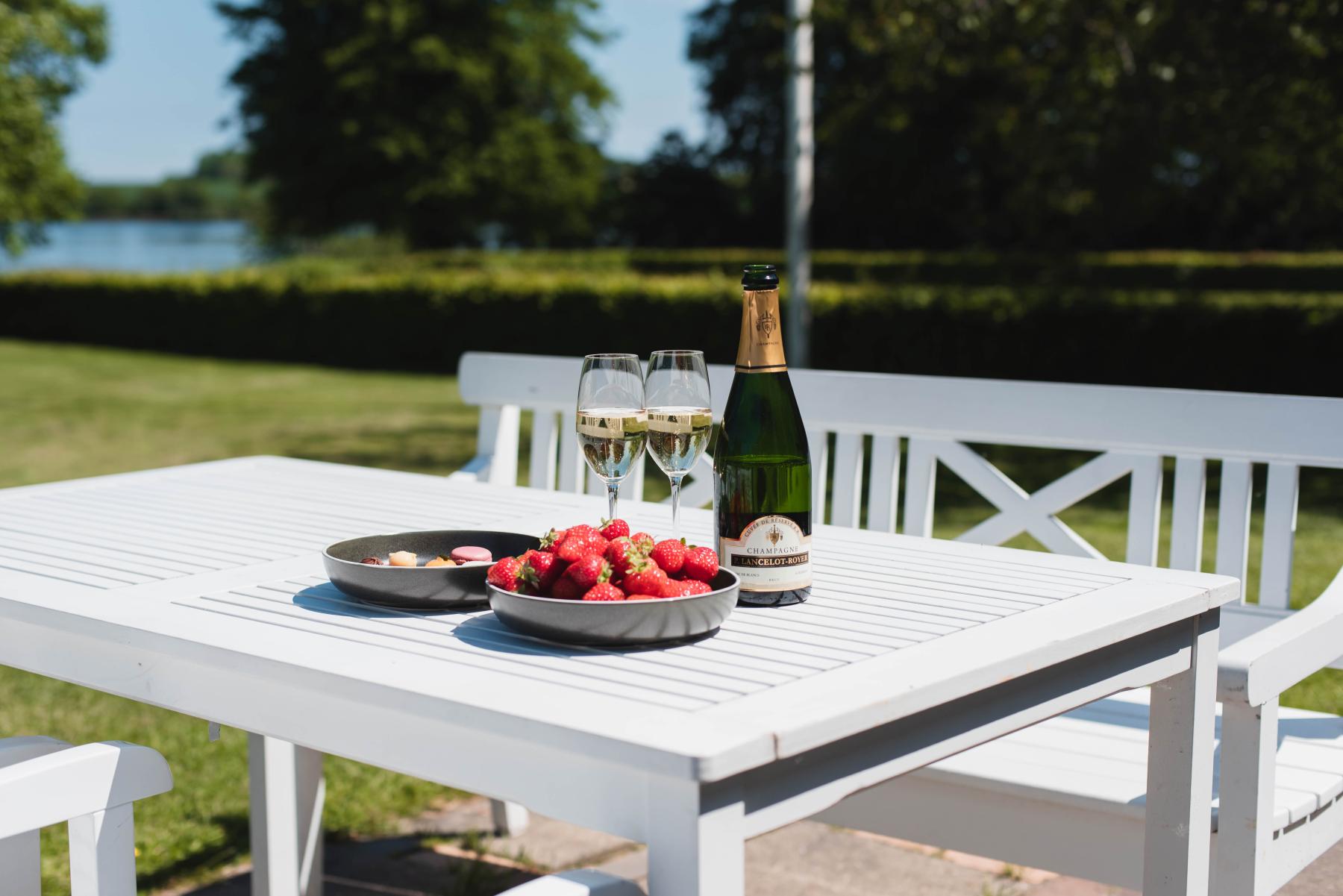 Sandbjerg Gods book hurtigt og direkte her ->