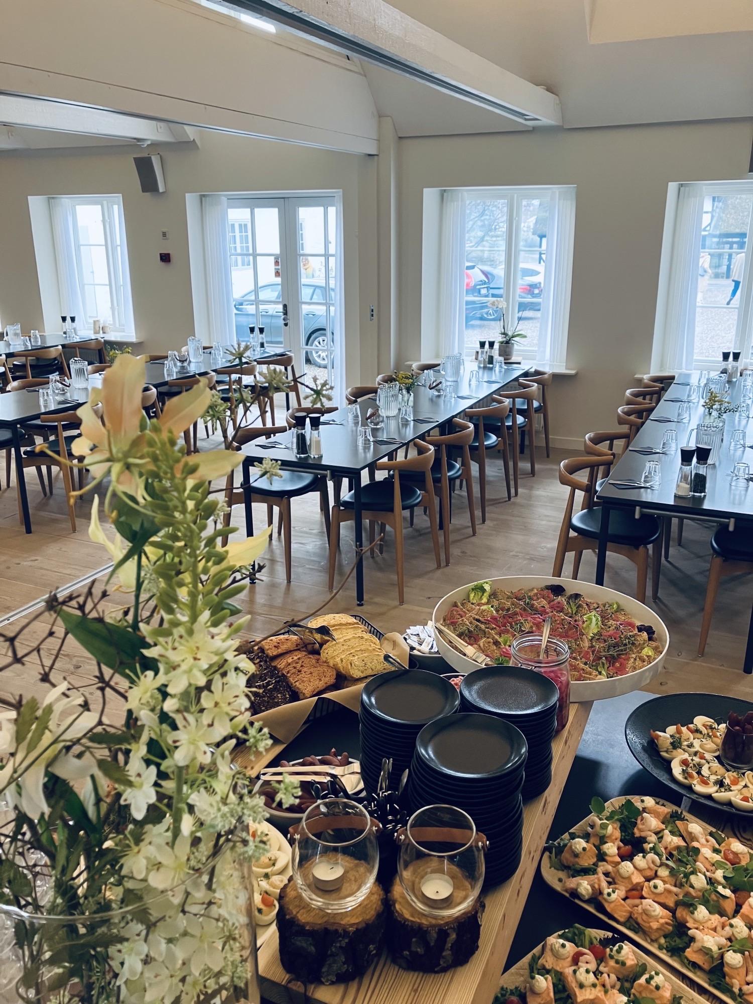 Sandbjerg Gods book hurtigt og direkte her ->