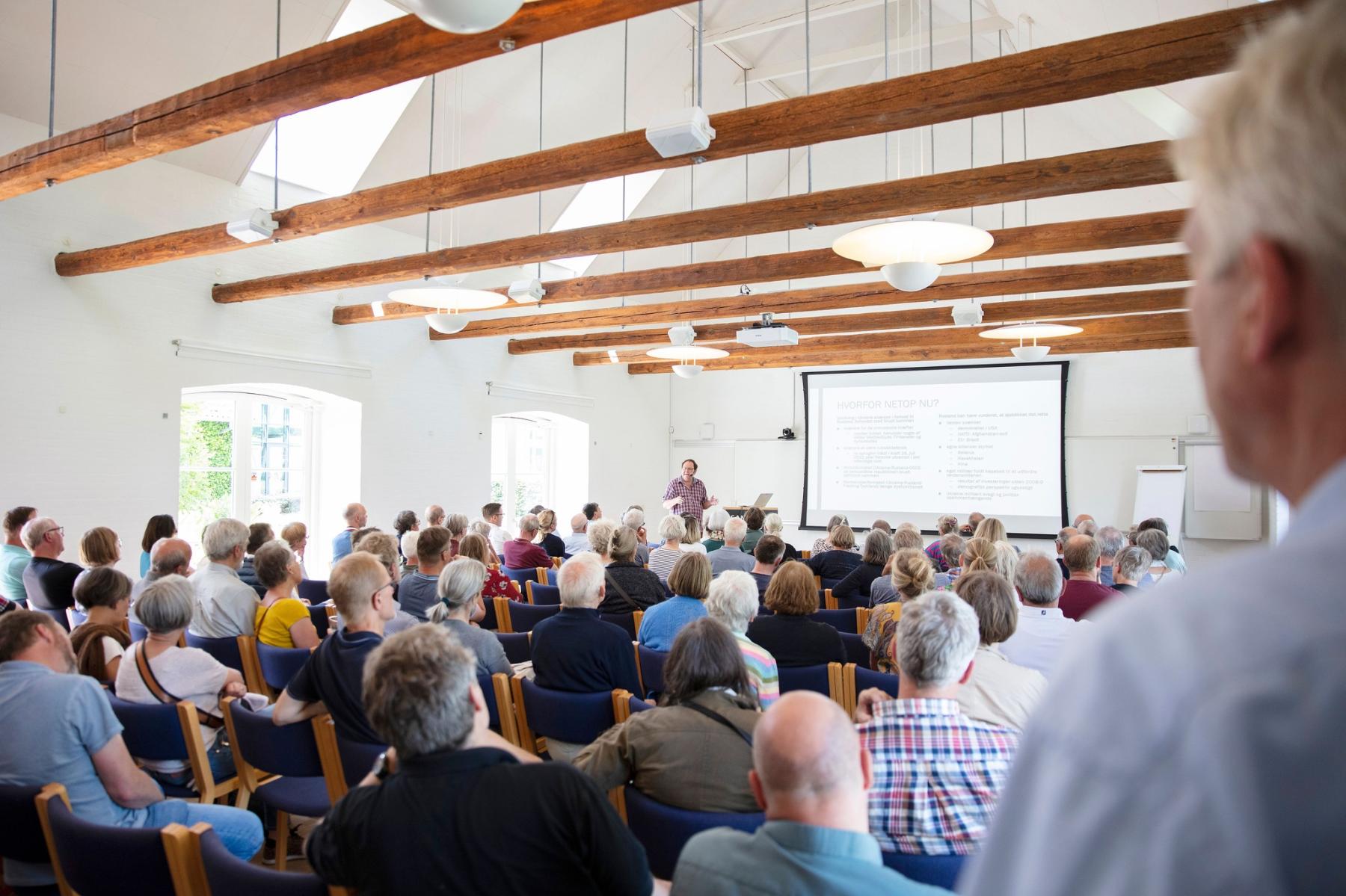 Sandbjerg Gods book hurtigt og direkte her ->