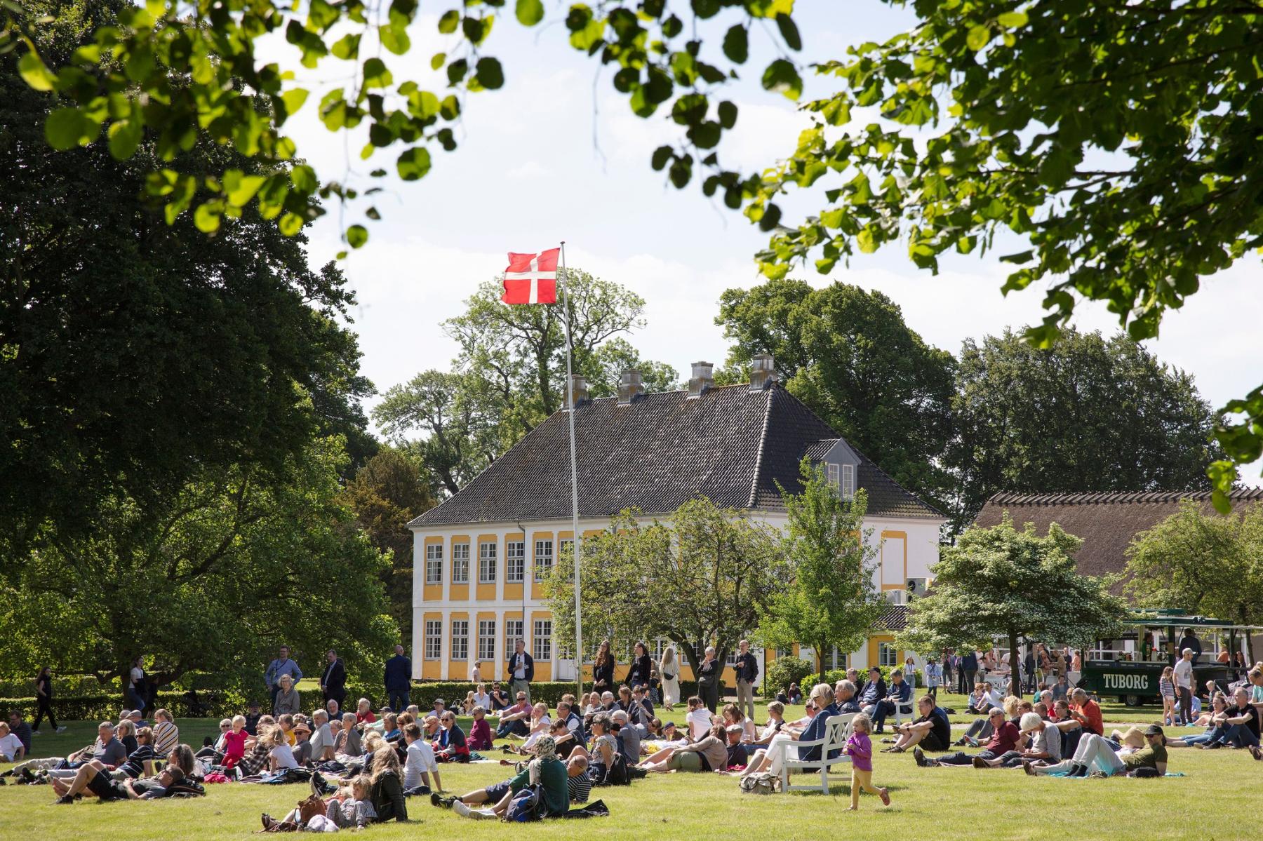 Sandbjerg Gods book hurtigt og direkte her ->