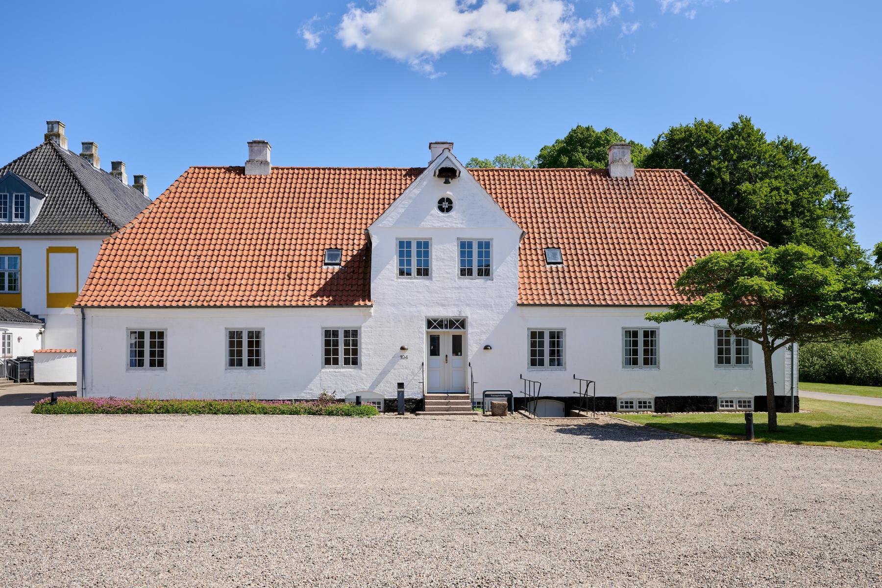 Sandbjerg Gods book hurtigt og direkte her ->