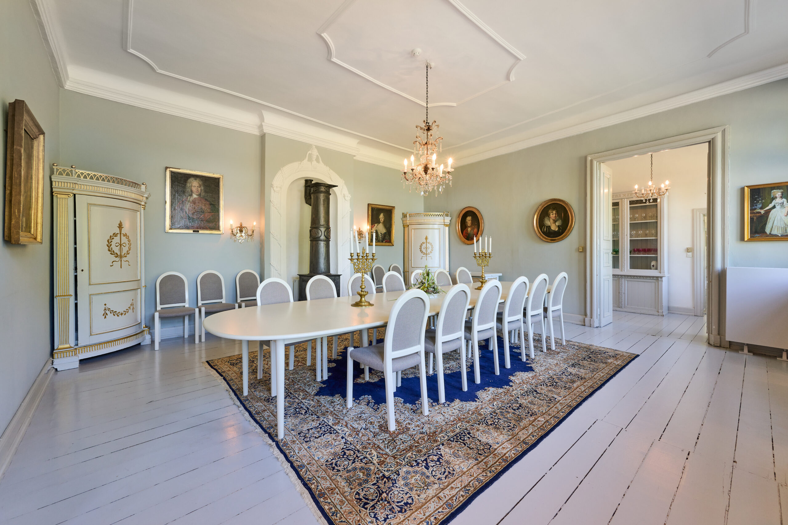 Sandbjerg Gods book hurtigt og direkte her ->